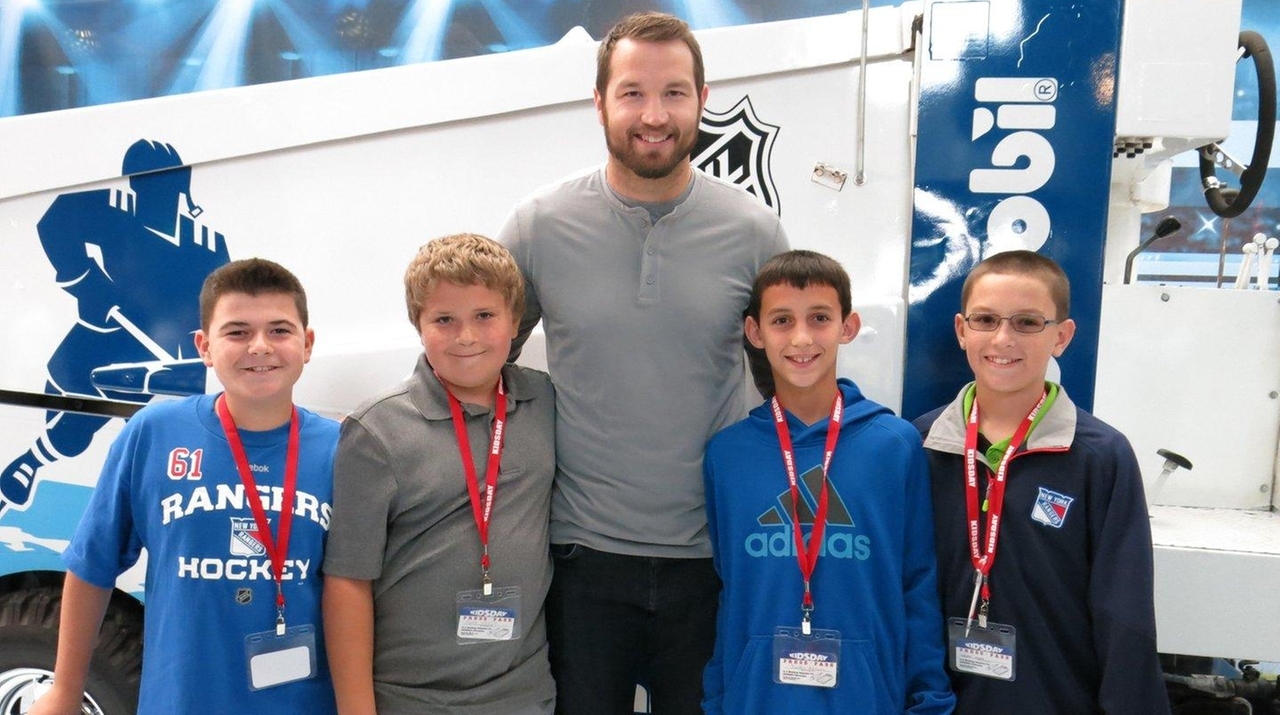 New York Rangers forward Rick Nash talks to Long Island kids - Newsday