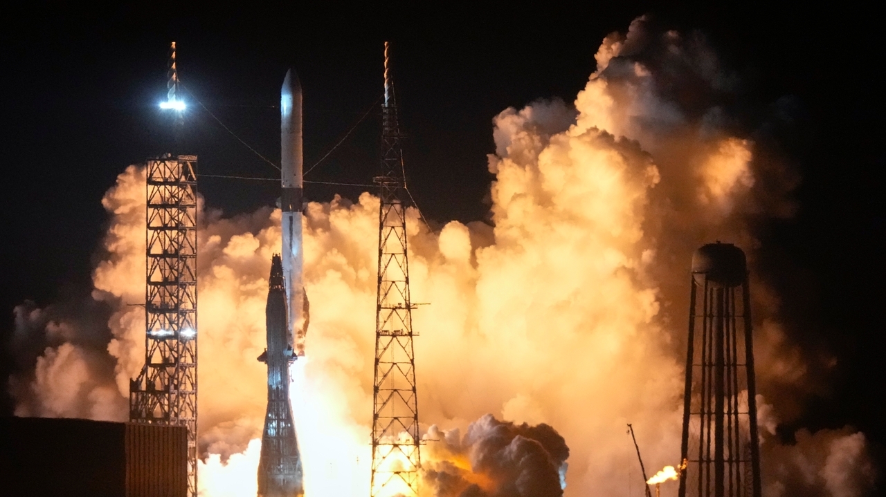 Jeff Bezos' New Glenn rocket reaches orbit on first test flight - Newsday