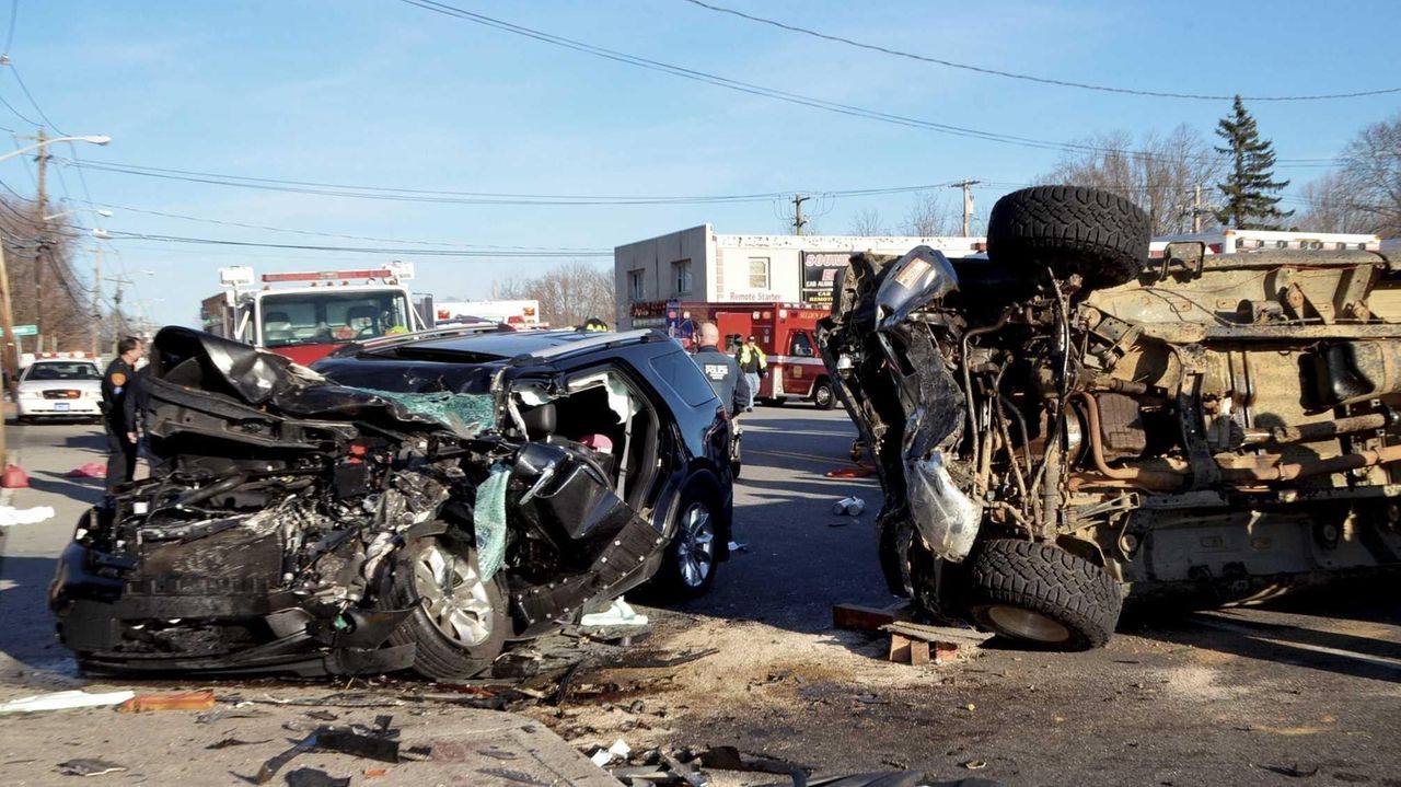 Middle Country Road reopens after crash with injuries - Newsday