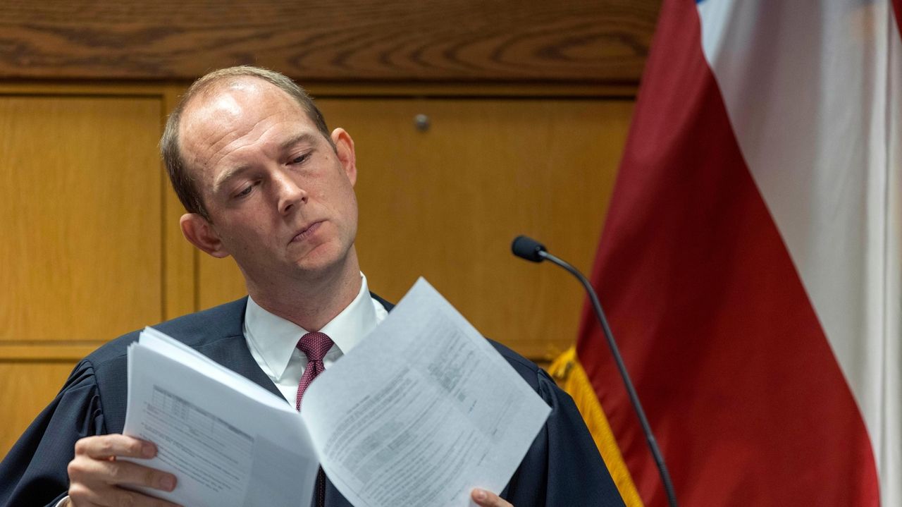 Lawyers and judge hash out juror questions for Powell and Chesebro ...