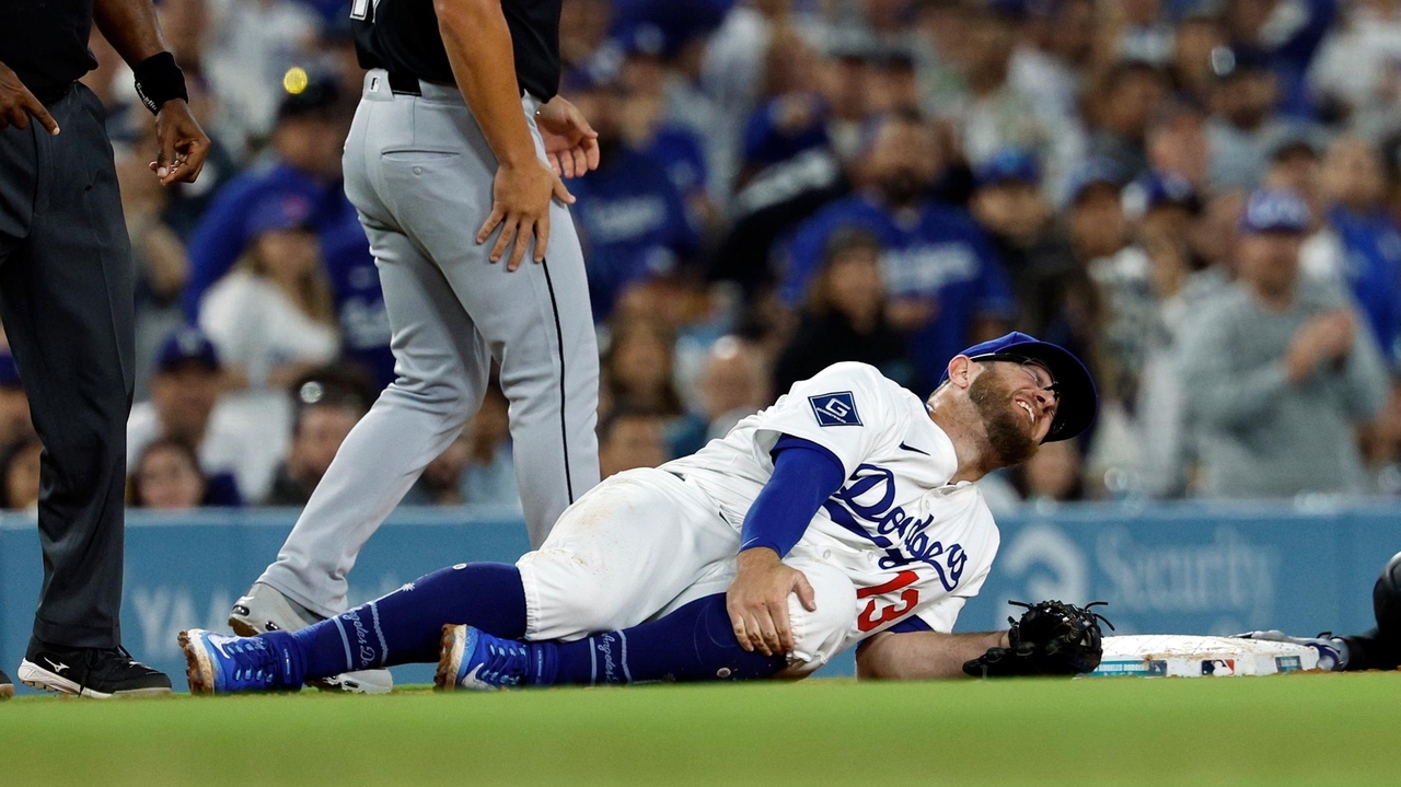 Dodgers' Max Muncy injured while tagging out Michael A. Taylor of White ...