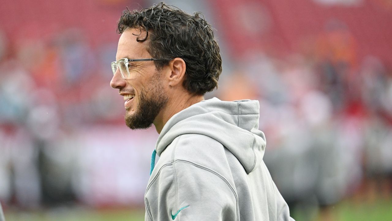 Miami Dolphins extend coach Mike McDaniel through 2028 season, AP ...