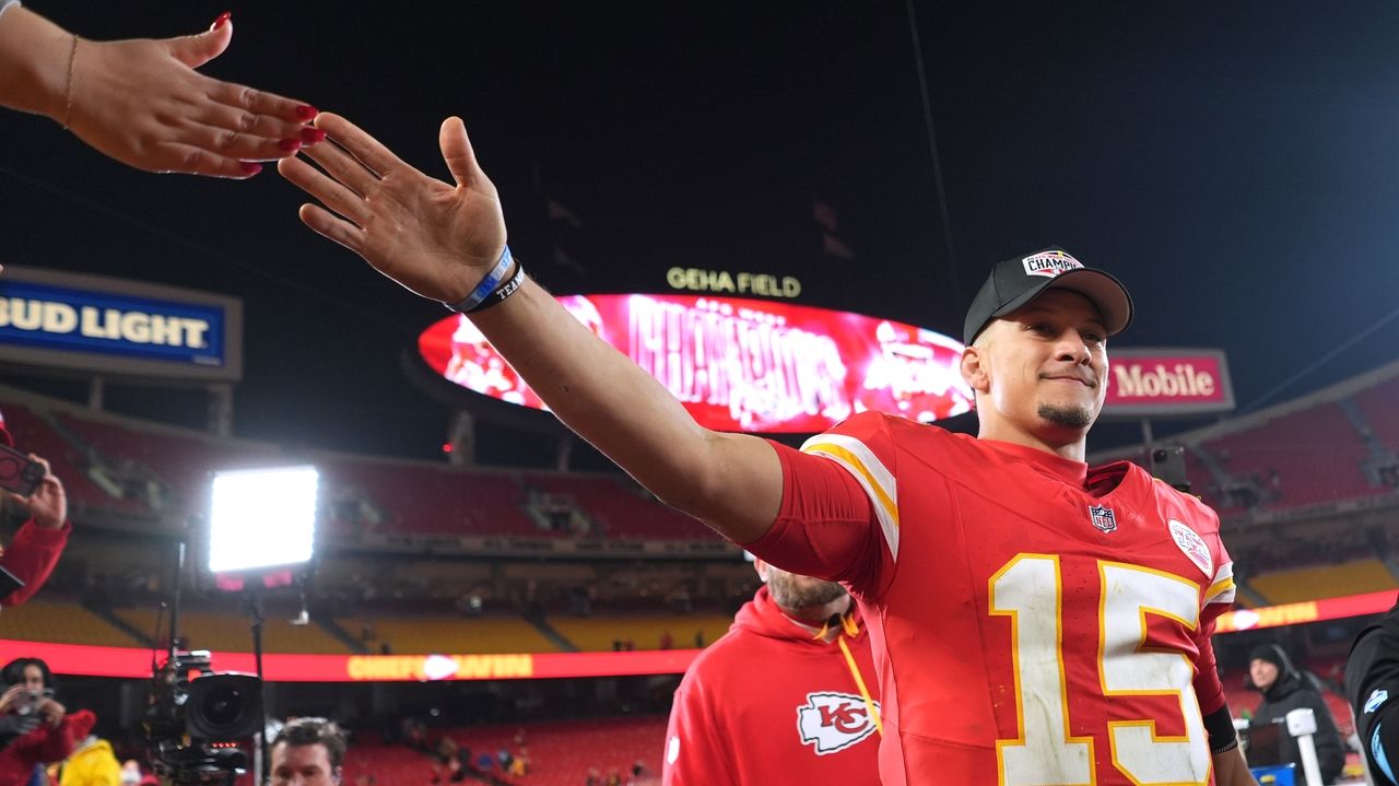 Mahomes, clutch Chiefs look for 13th win with road game against Browns ...