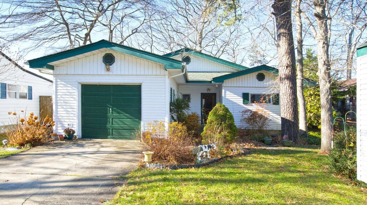 $340,000 Ridge home backs Lake Panamoka - Newsday