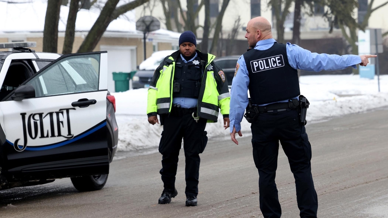 Girlfriend of suspect in fatal shootings of 8 in Chicago suburb charged ...