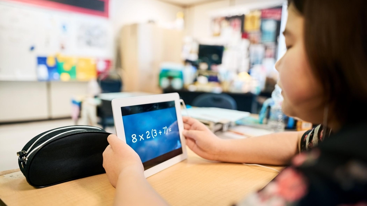 American Federation of Teachers wants to ban screens and AI for young ...