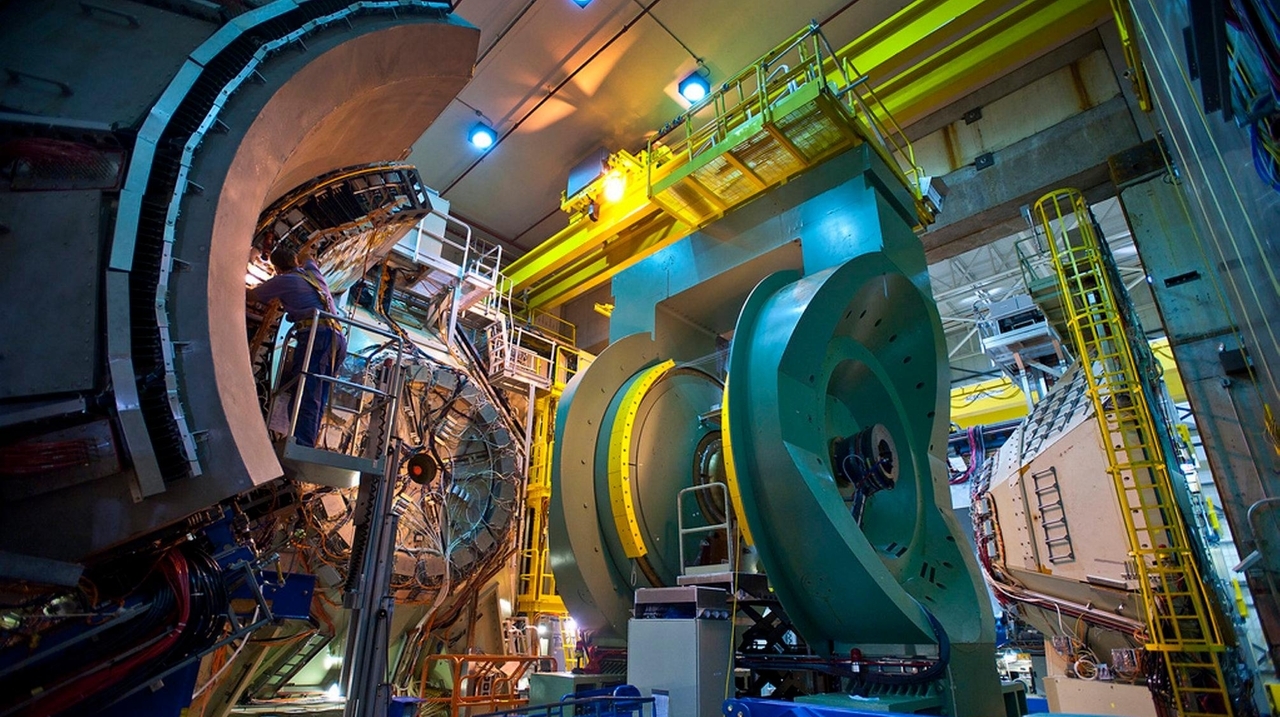 Report urges construction of collider sought by BNL, Virginia ...