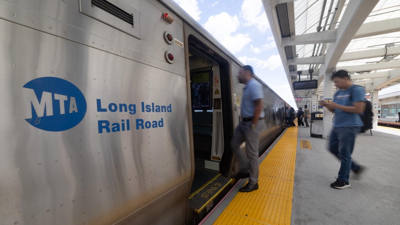 LIRR: Train debris on East River Tunnel track caused morning delays ...
