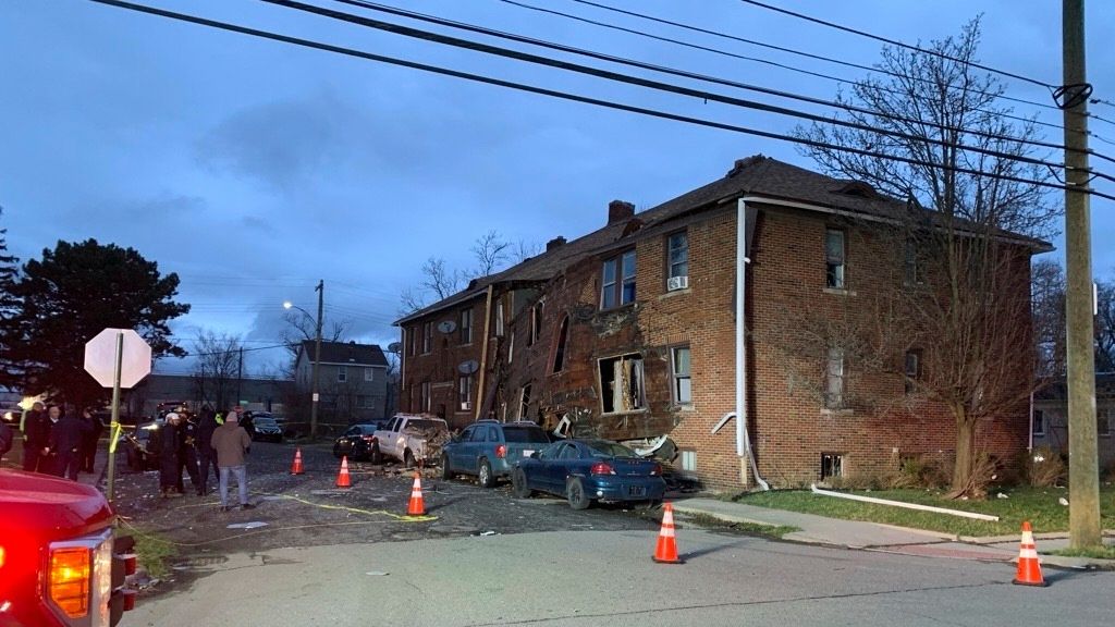 Apparent explosion, fire injures about a dozen in Detroit apartment ...