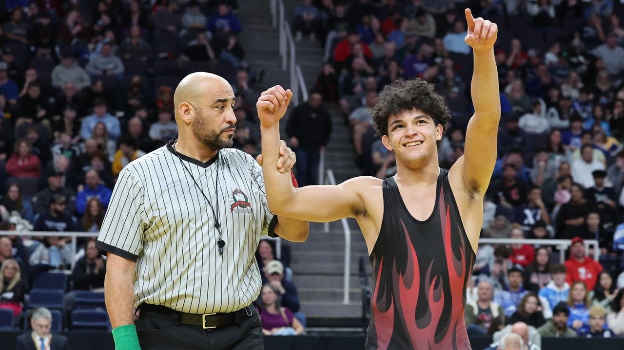 Plainedge's Devin Downes wins 170-pound state wrestling championship - Newsday