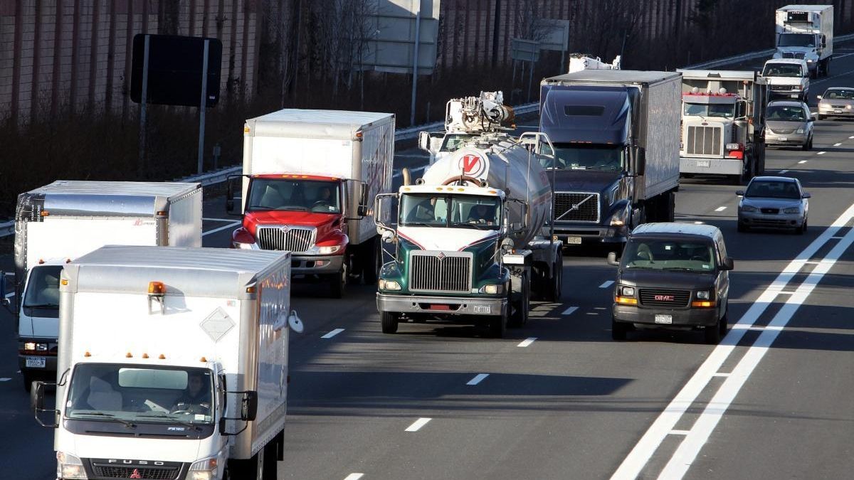 Experts: Growth of truck traffic adds stress to LIE - Newsday