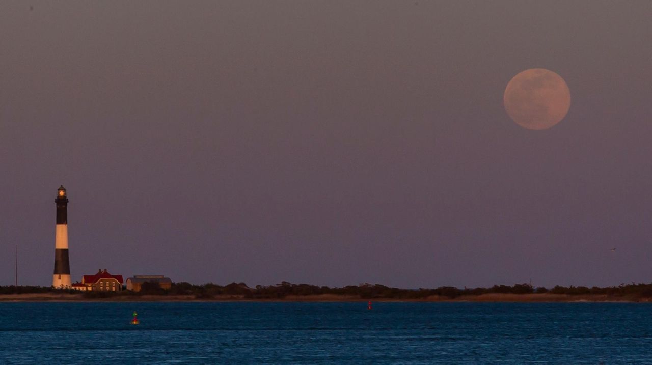 The best ways to see the 'Strawberry Supermoon' on Long Island - Newsday