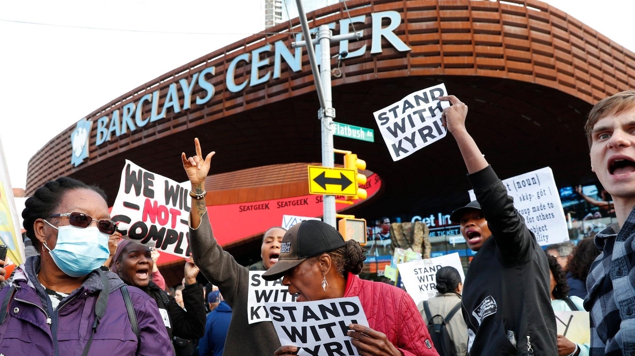 Barclays Center forced to close doors to keep out pregame protesters ...