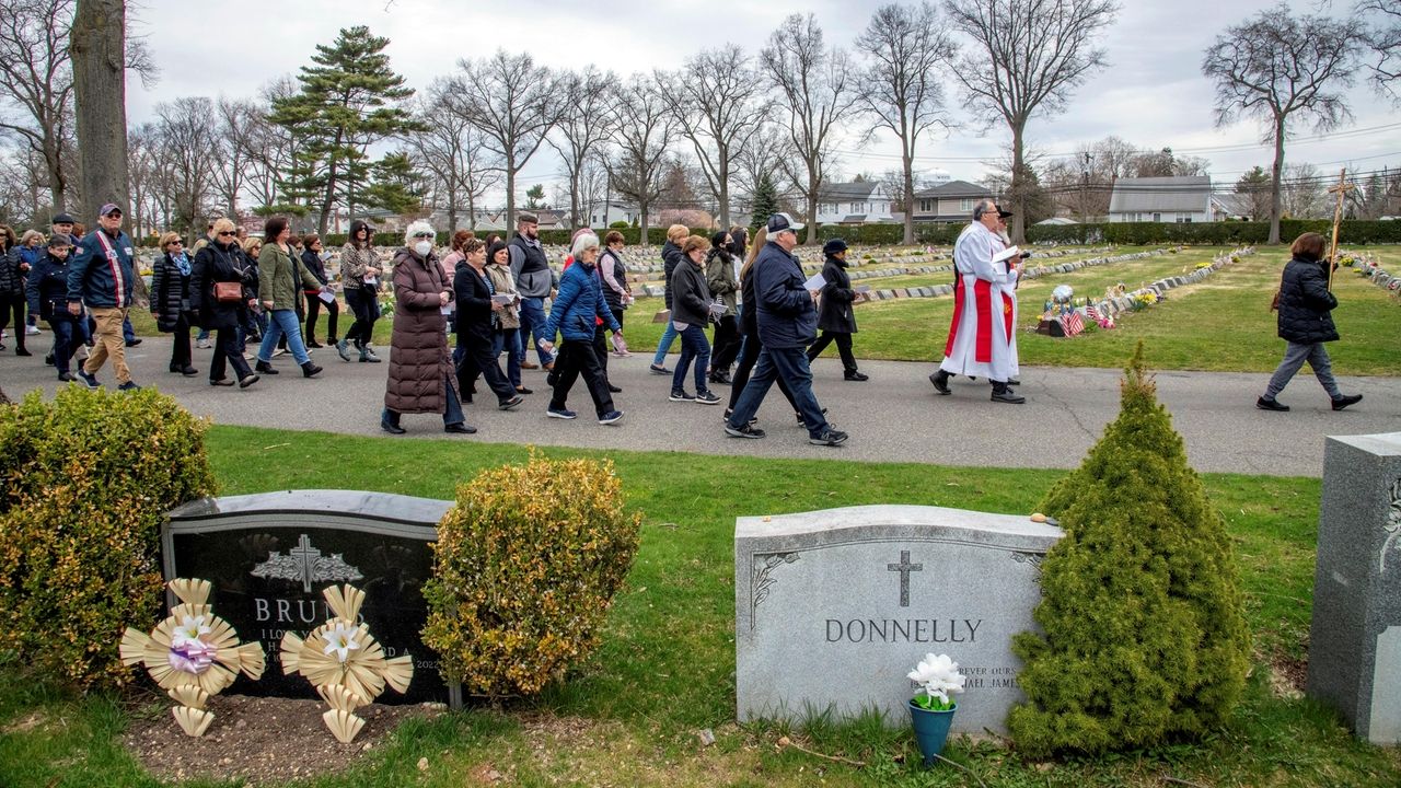 Faithful commemorate Good Friday at Stations of the Cross at Cemetery ...