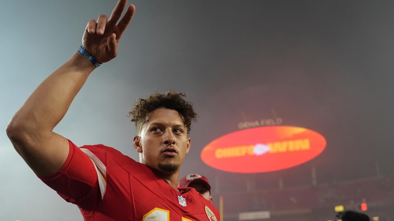 Chiefs reach 8-0 with nail-biter against the Bucs, a game neatly ...