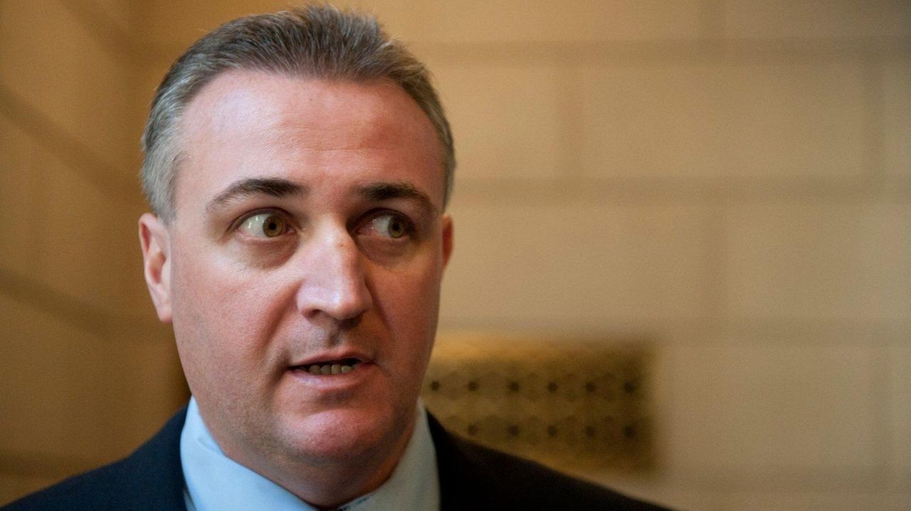 Records: Attorney Neil Flynn arrested on grand larceny charge - Newsday