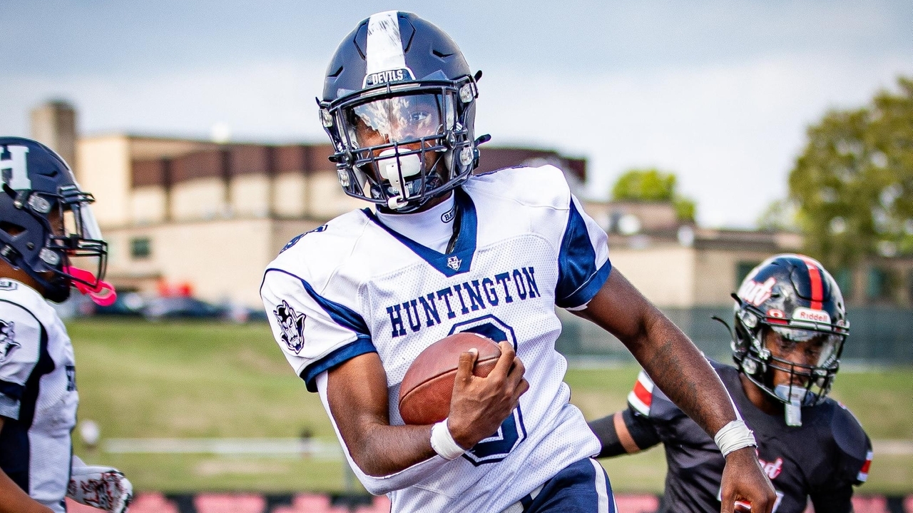 Huntington football stuns Hills East behind Yasir Jones' 3 TDs - Newsday