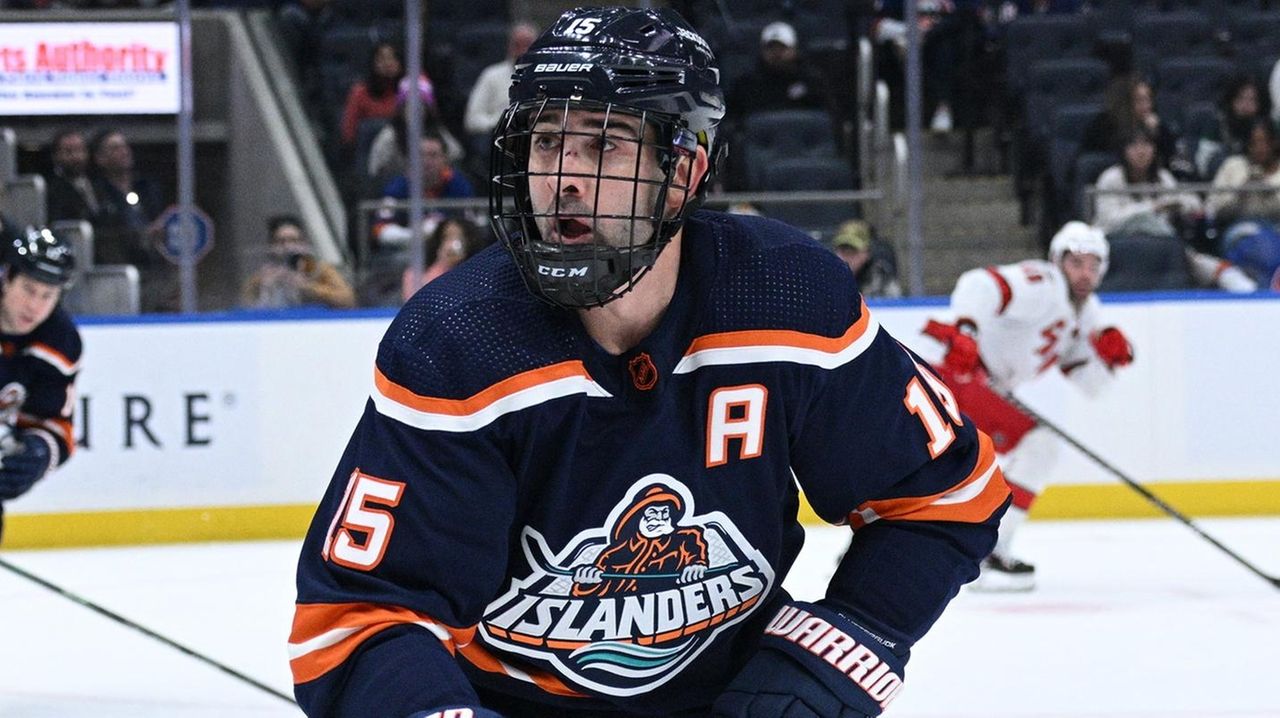 Cal Clutterbuck finally returns to Islanders' lineup - Newsday