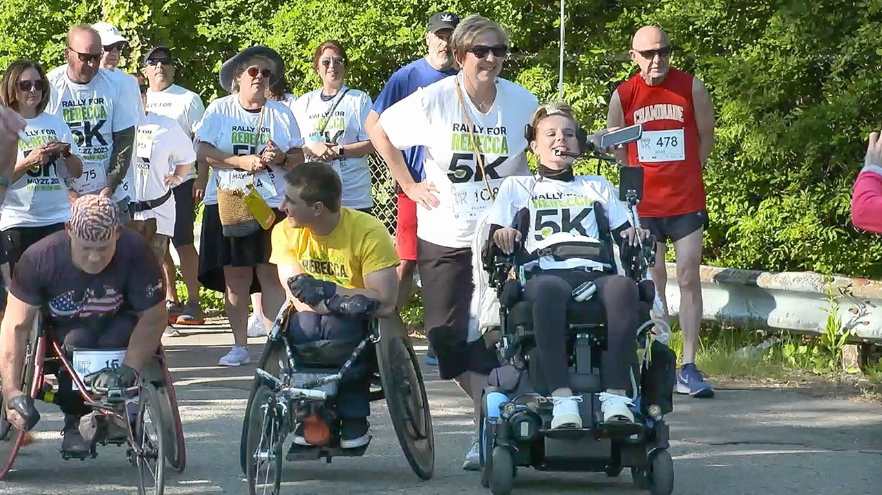 Plainview woman paralyzed in skiing accident goes on to paint, model ...