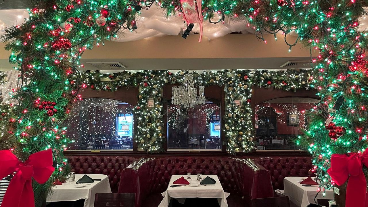 Long Island restaurants decorated for Christmas - Newsday