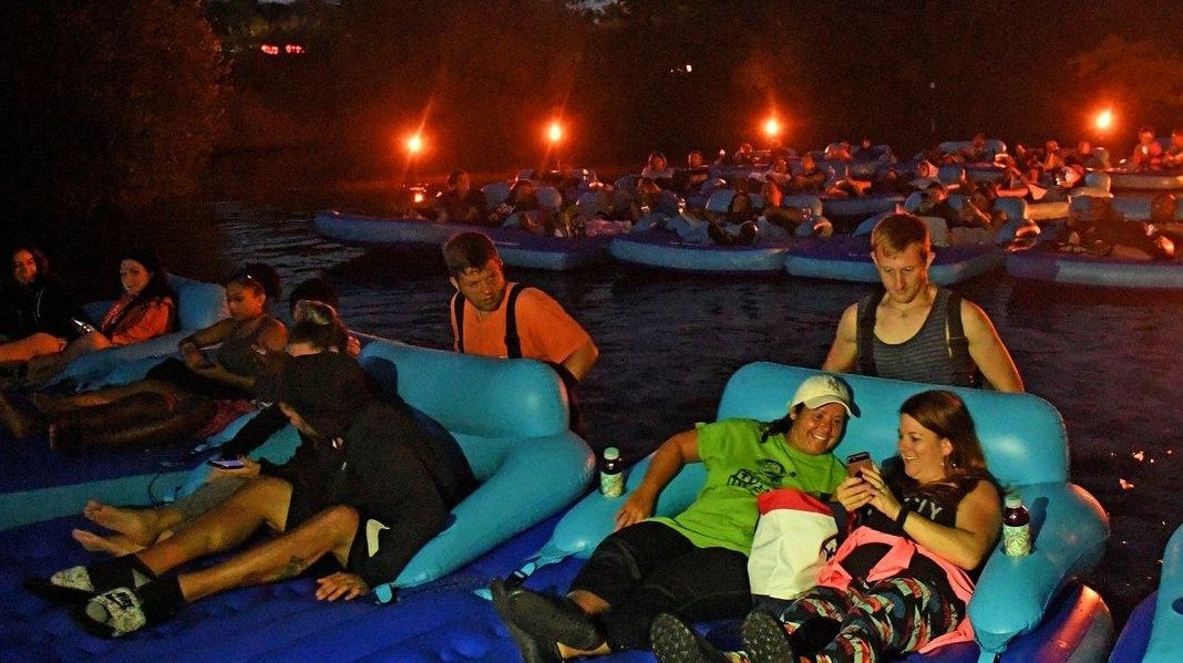 ‘Jaws’ floats rafts of movie fans on Carmans River in Brookhaven - Newsday