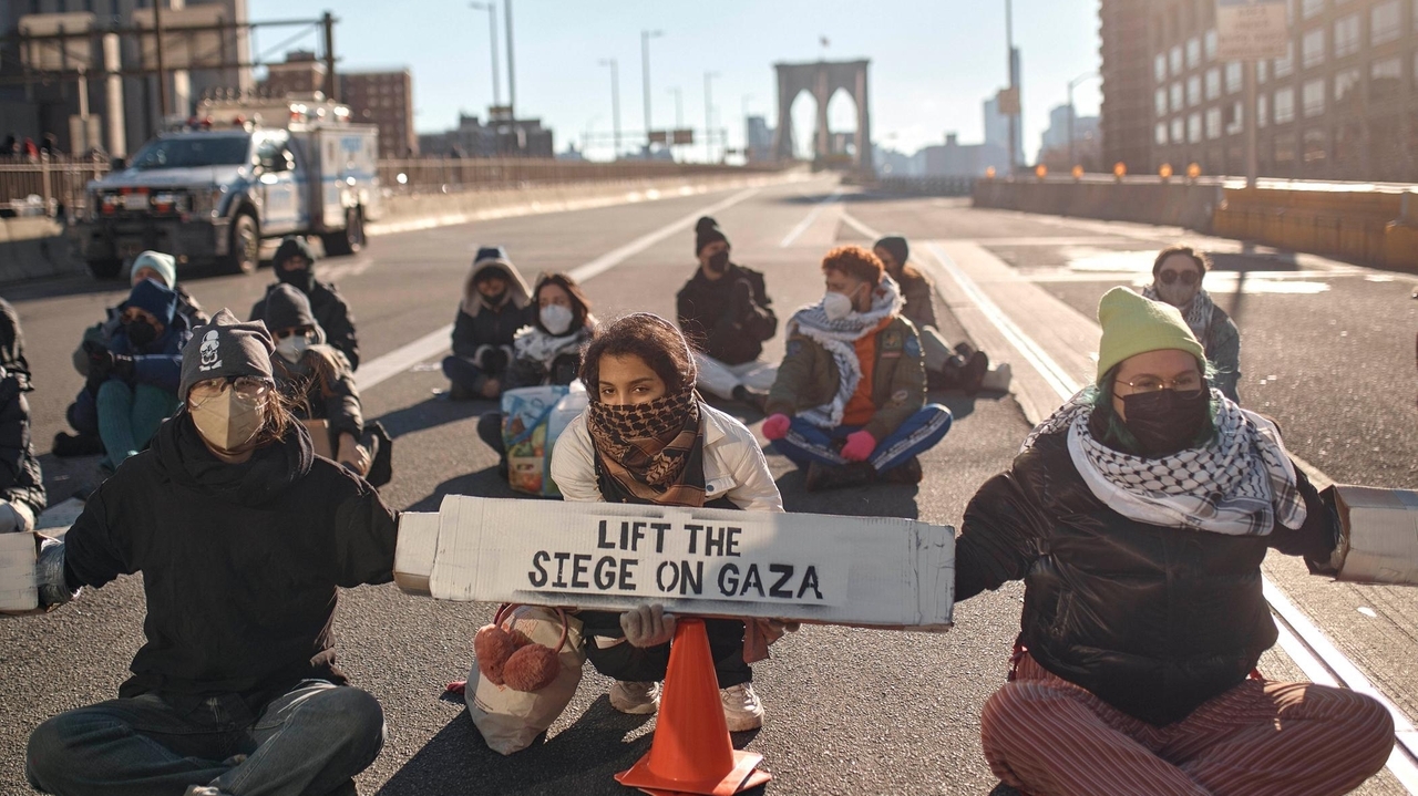 Gaza cease-fire protests block New York City bridges, and over 300 are ...