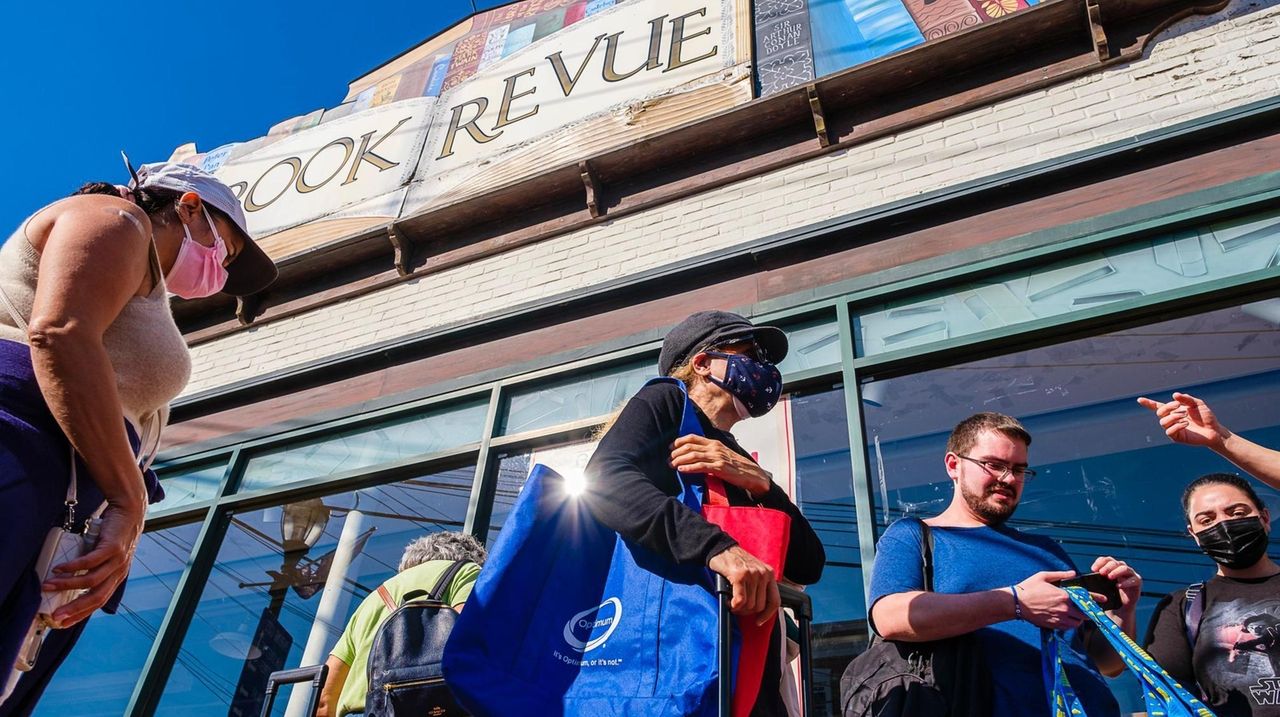 Book Revue gives away remaining inventory, closes doors - Newsday