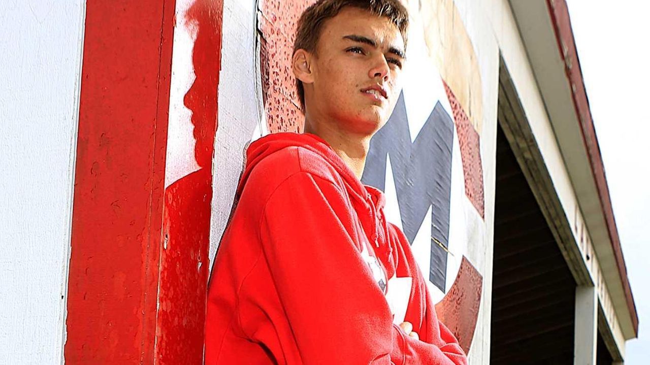 Center Moriches' Kevin Albert returns from back surgeries to score 27 ...