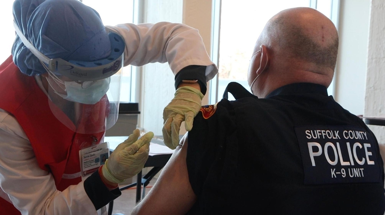 How LI police departments are handling vaccine requirements - Newsday