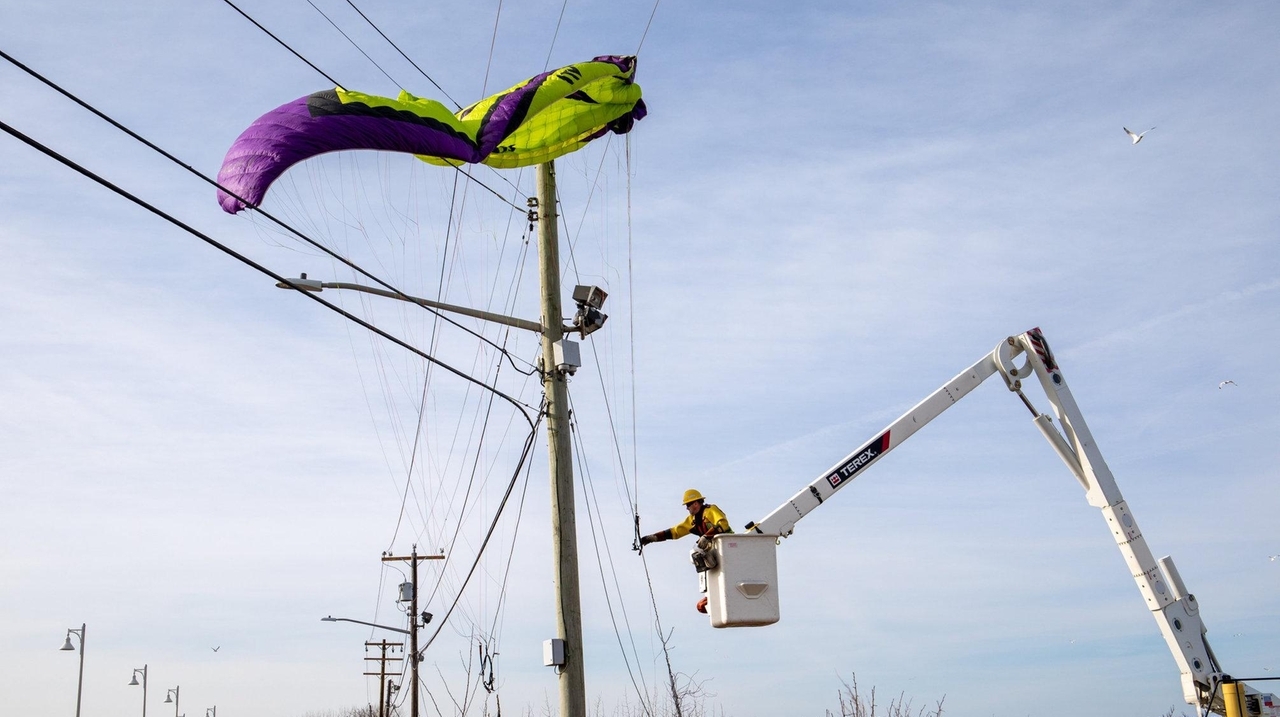 Police rescue paraglider tangled in power line in Mt. Sinai - Newsday