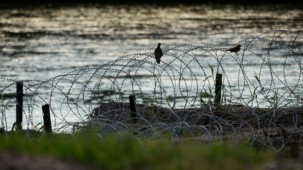 Judge orders federal agents to stop cutting Texas razor wire for now at ...