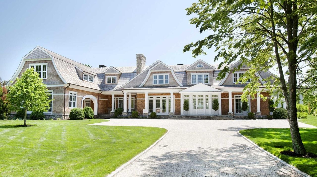 Bridgehampton house with tennis court out front for $18.5 million - Newsday