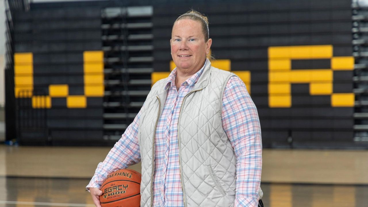 Referee saved by longtime friend during Nassau title basketball game ...