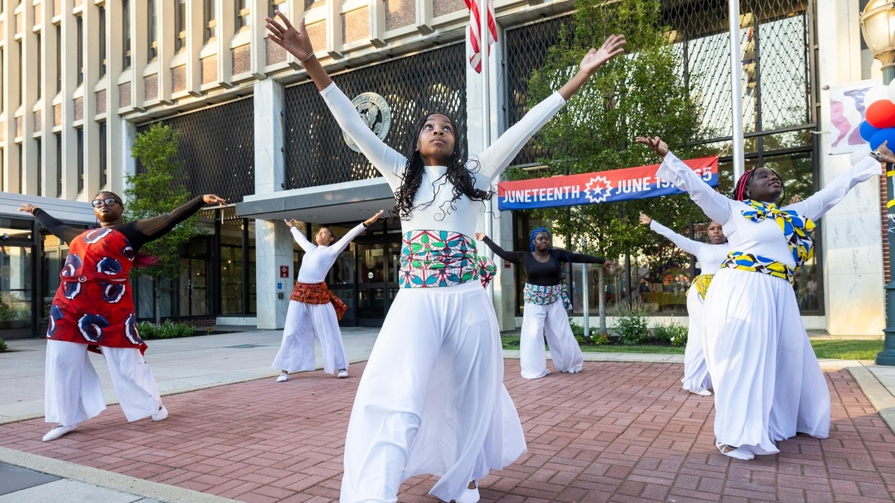 Dancing, singing fills Hempstead Town Hall in Juneteenth celebration ...