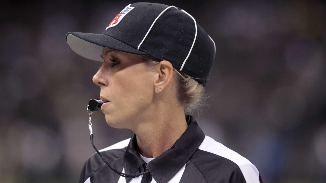 Sarah Thomas, NFL's first full-time female referee, low-key as debut ...