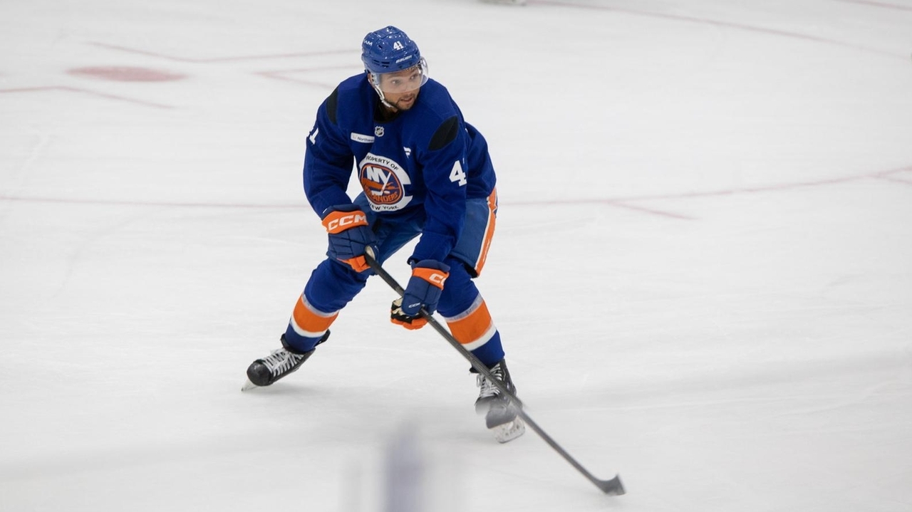Long Island's Marshall Warren to make NHL debut with Islanders on ...