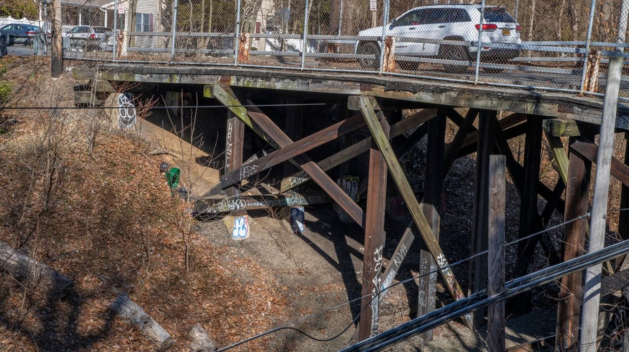Rickety Port Jefferson bridge must be closed, Santos district, wind ...
