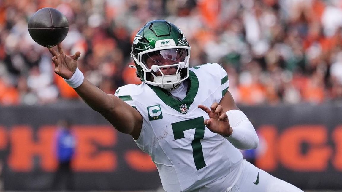 Justin Fields' poise and play draw praise from Jets coach and teammates ...