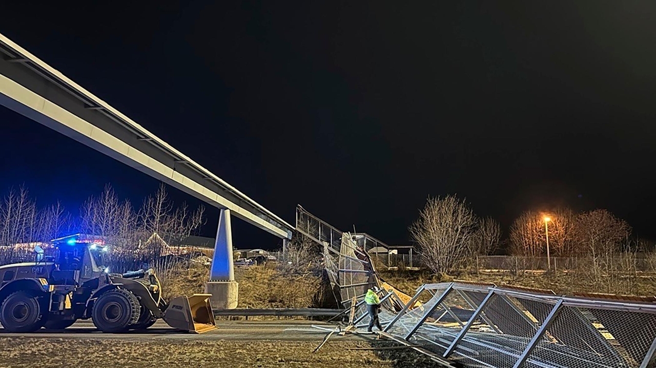 Fencing, roof of Anchorage pedestrian bridge fall in strong wind ...