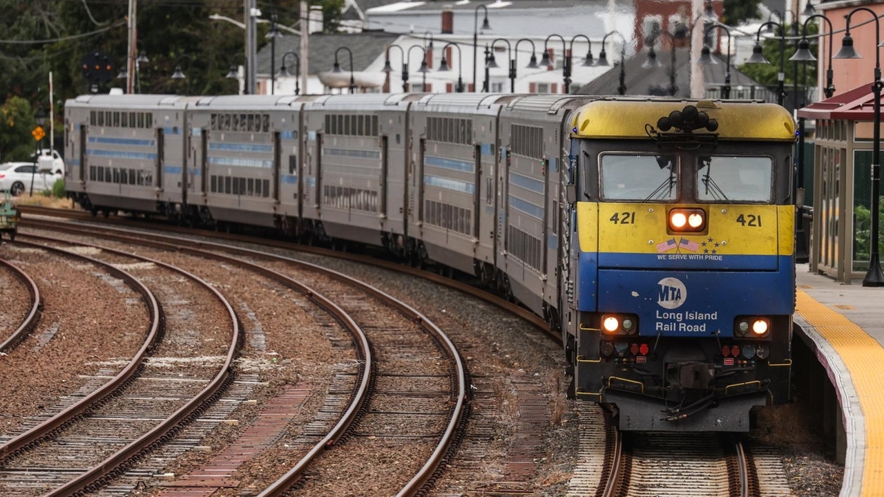 MTA considers $788 million deal for new locomotives - Newsday