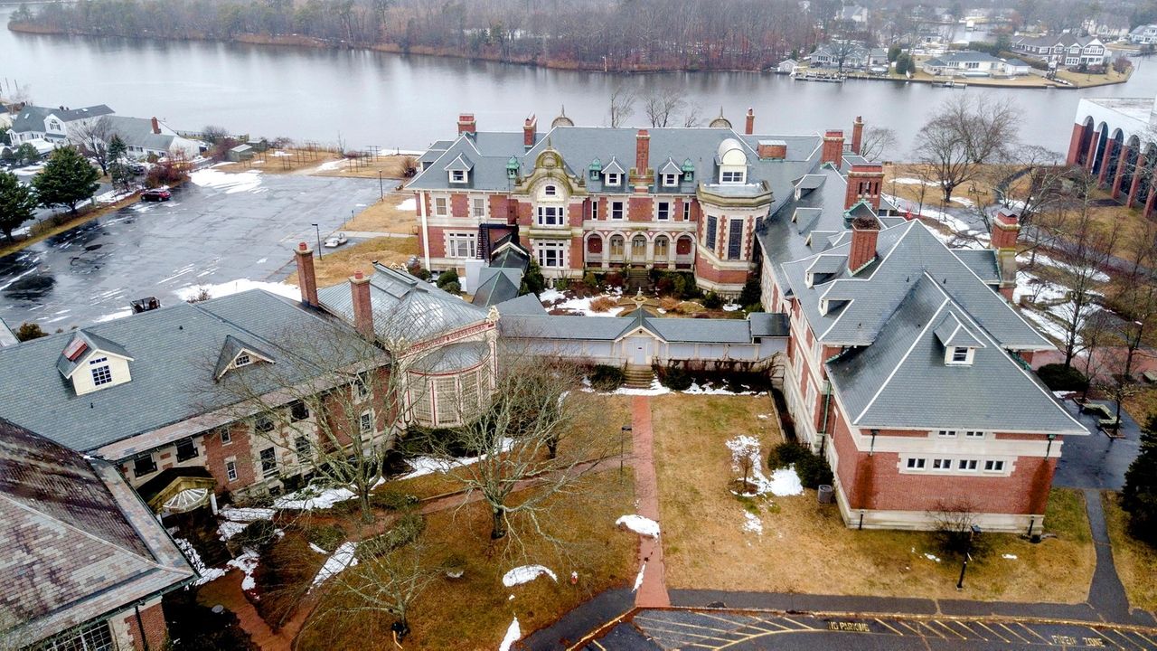 Owner of former Dowling College campus misses deadline for community ...