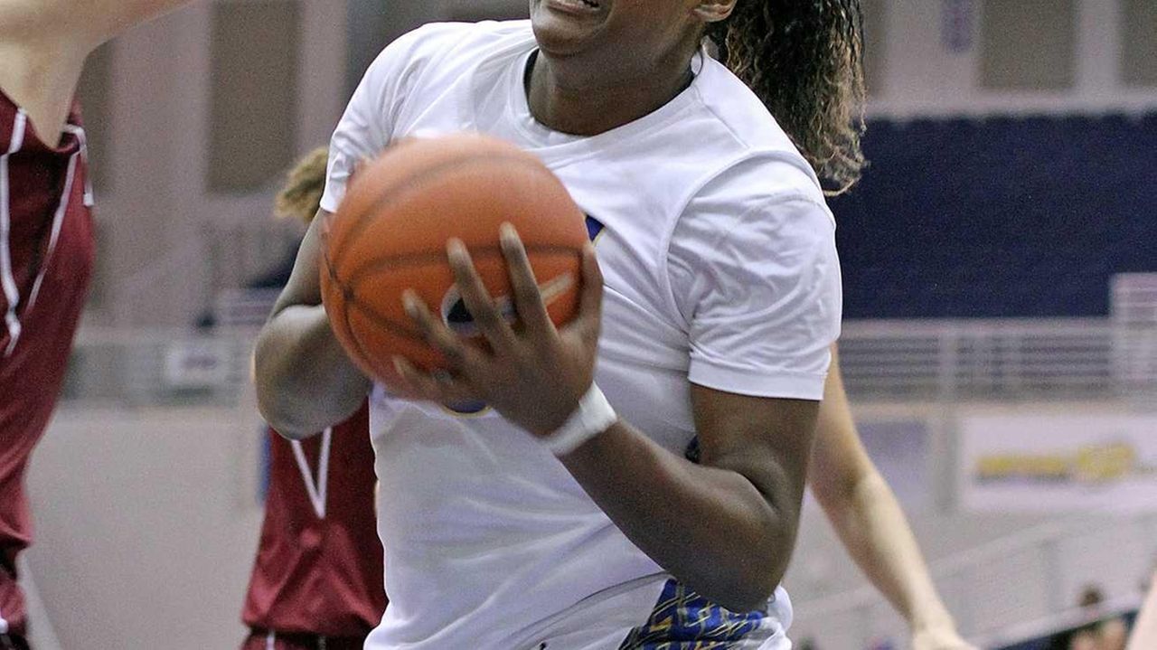 Hofstra's Shante Evans moves within four of school scoring record as ...