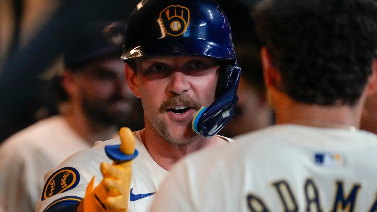 Jake Bauers' game-ending single lifts NL Central-clinching Brewers to 2 ...