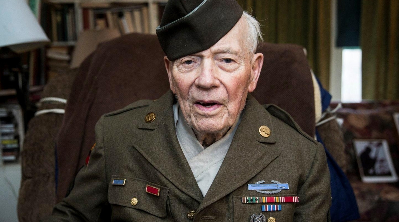 Purple Heart ceremony 30 years in the making for WWII vet - Newsday