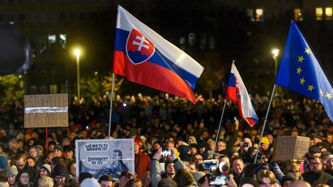 Thousands rally in Slovakia to condemn the new government's plan to ...