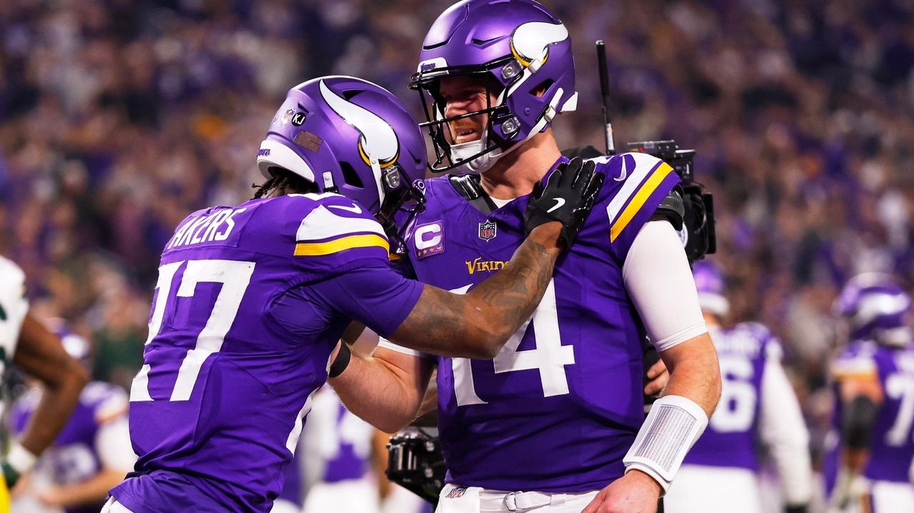 Darnold gives Vikings another gem with career-high 377 yards in 27-25 win over Packers - Newsday