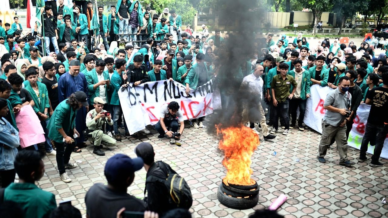 Students in Indonesia protest the growing numbers of Rohingya refugees ...