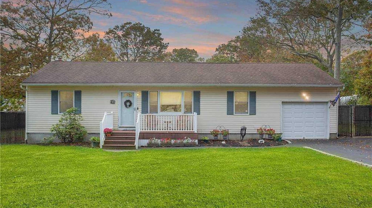 Shirley ranch lists for $319,000 - Newsday
