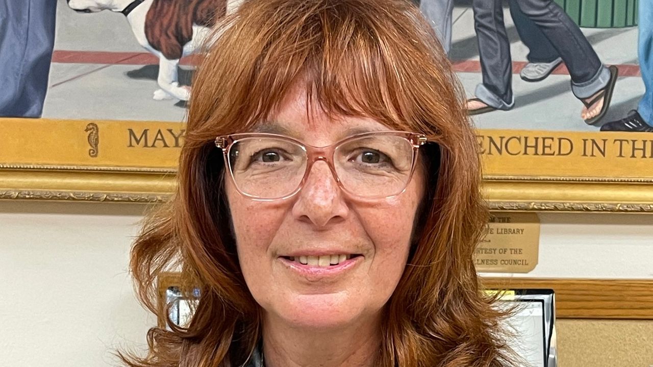 Cynthia Schaaf wins service award from Seaford library - Newsday