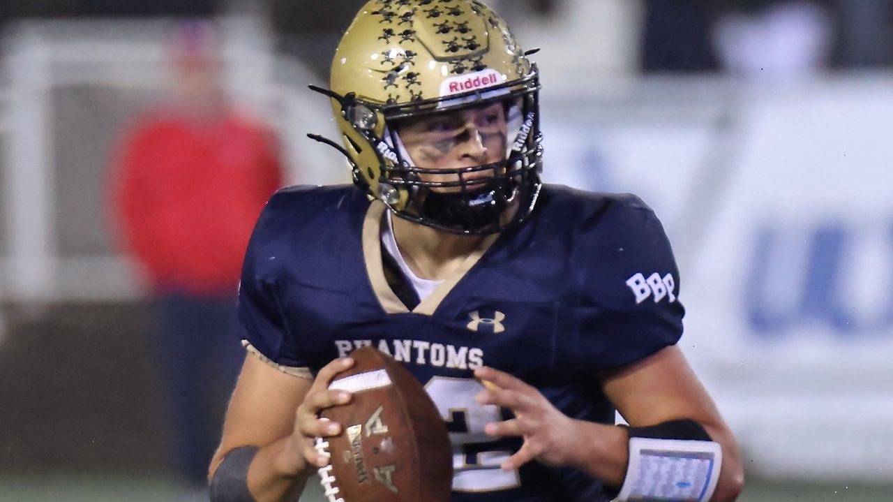 Bayport-Blue Point, led by Cooper Fuller, and Wantagh, behind Dylan ...